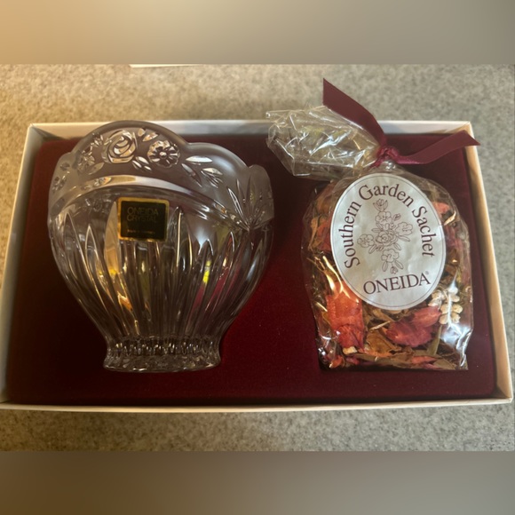 Oneida | Art | Vintage Oneida Crystal Southern Garden Sachet And Petal ...